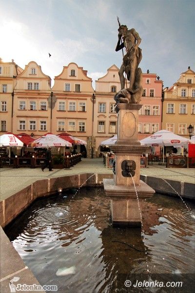 Bardzo brudna fontanna w Rynku - Jelonka.com - wiadomości JELENIA GÓRA