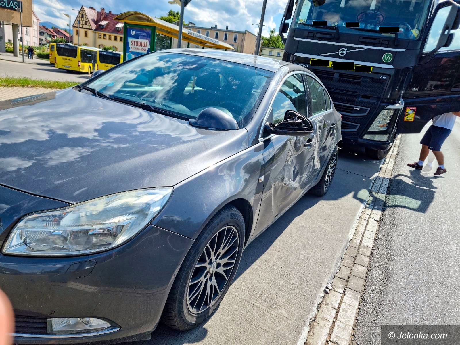 Kolizja na Jana Pawła II - Jelonka.com - wiadomości Jelenia Góra