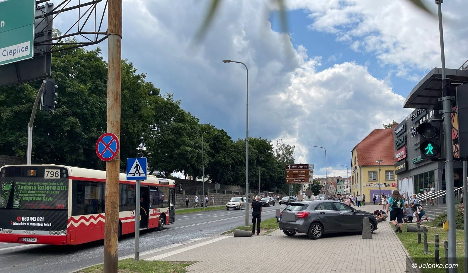 Trzy osoby ranne w wypadku przy Nowym Rynku - Jelonka.com - wiadomości Jelenia Góra