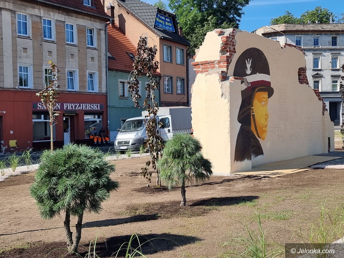 Malują powstańca - Jelonka.com - wiadomości Jelenia Góra