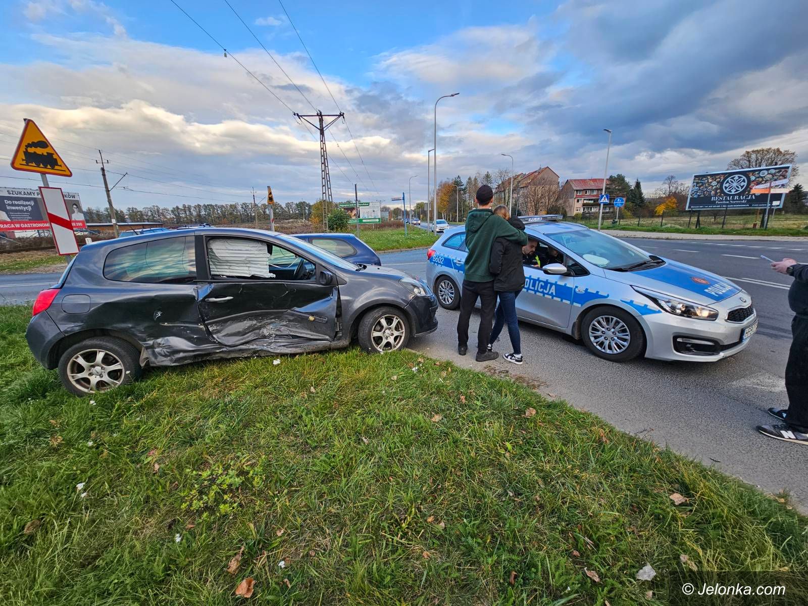 Kolizja Colta z Clio - Jelonka.com - wiadomości Jelenia Góra