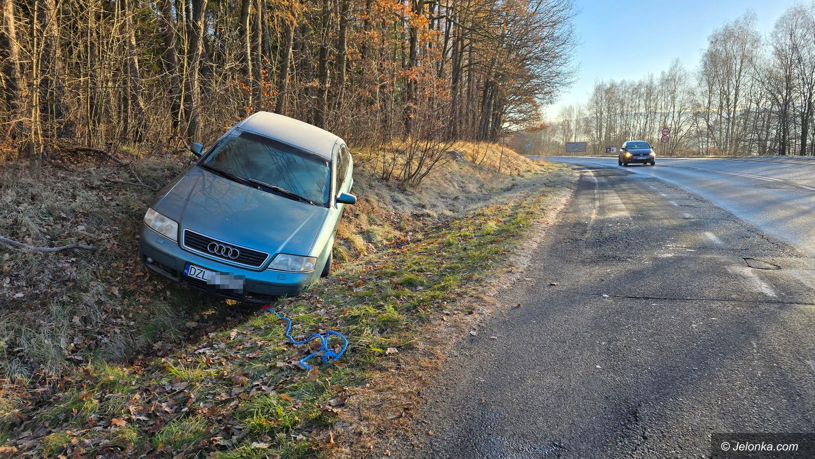 Ślisko na drogach – Audi w rowie - Jelonka.com - wiadomości Jelenia Góra