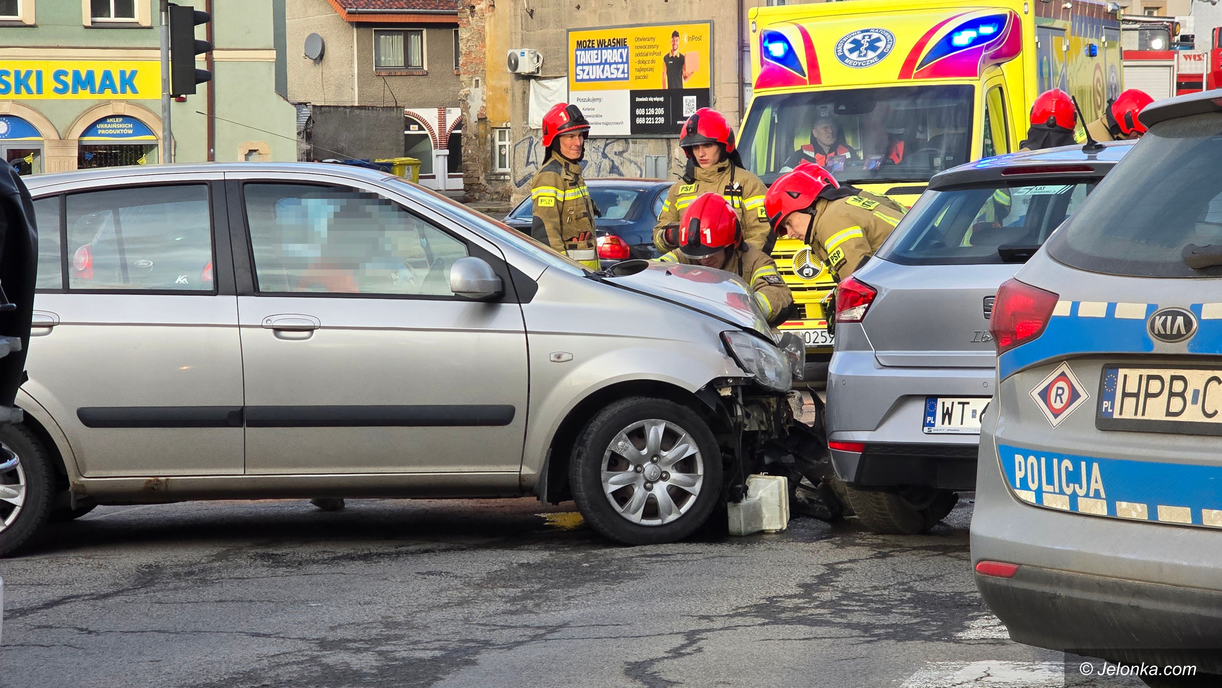 Kolizja na Placu - Jelonka.com - wiadomości Jelenia Góra