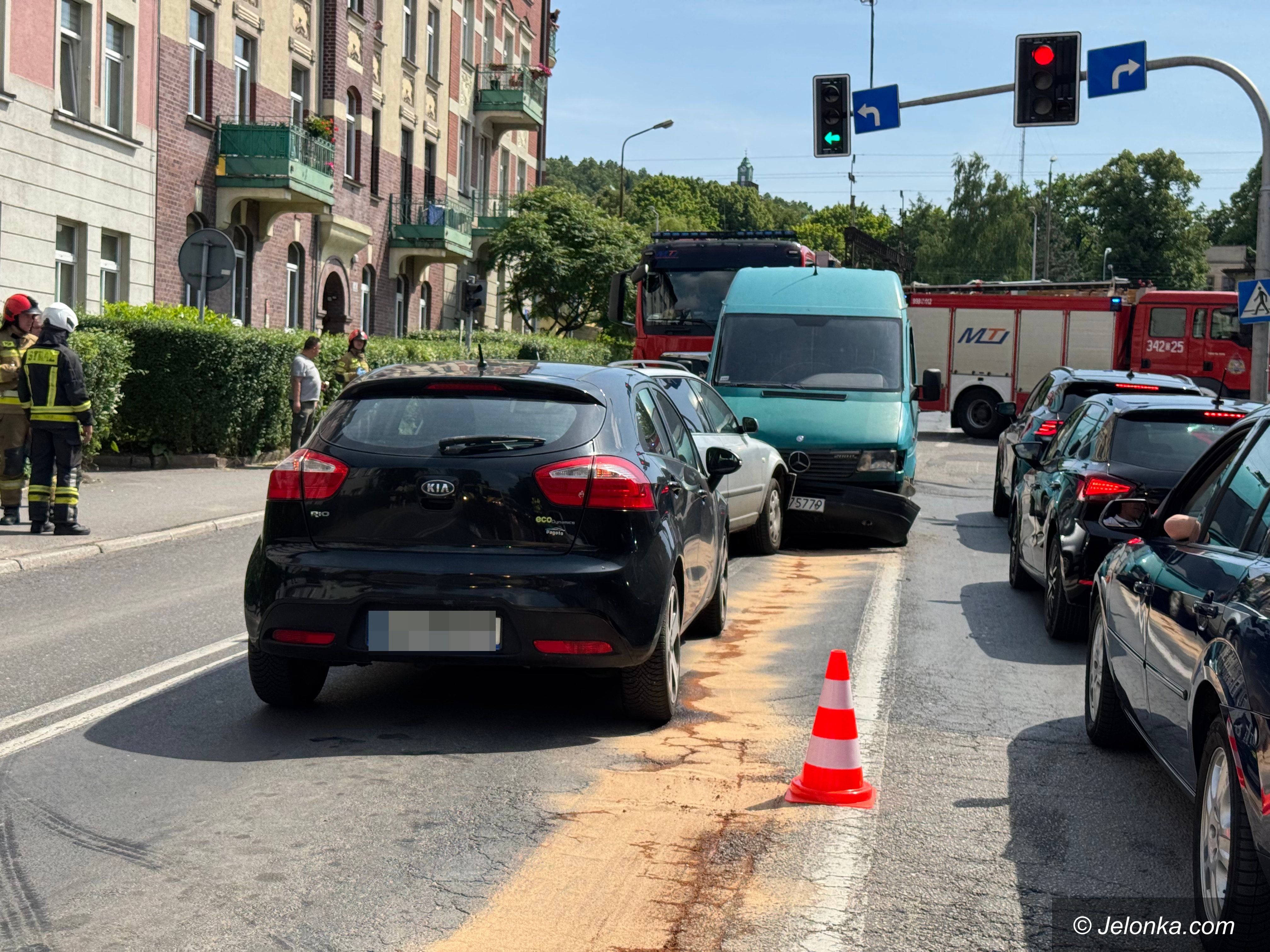 Kolizja trzech aut na Złotniczej - Jelonka.com - wiadomości Jelenia Góra